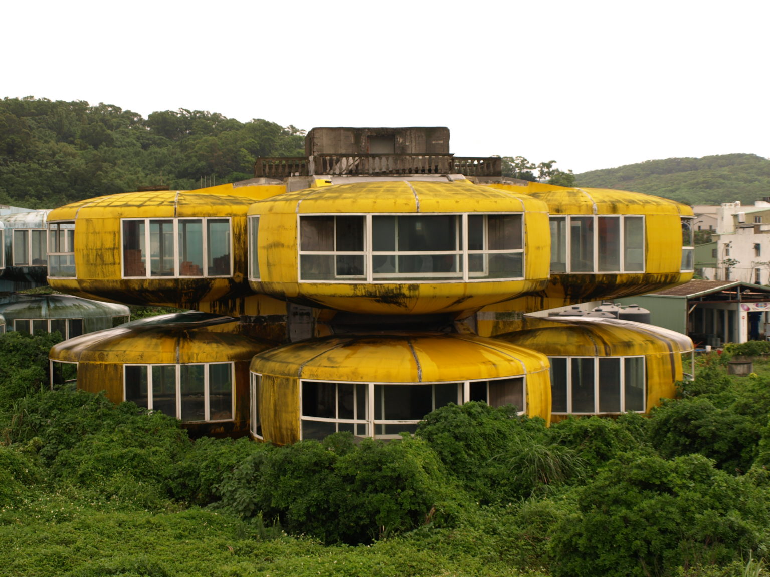 The UFO Buildings of Sanzhi Pod City In Taiwan Created A Futuristic ...